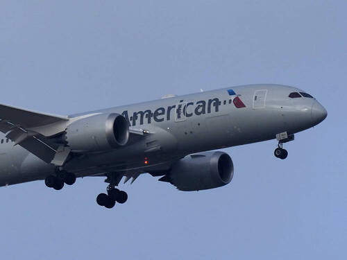 Un passager tente d'ouvrir la porte d'un avion en plein vol
