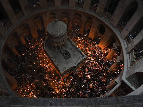 Jérusalem: les chrétiens orthodoxes célèbrent le feu sacré pascal