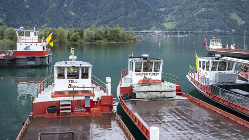 Remblayage du lac d'Uri avec des gravats du tunnel du Gothard