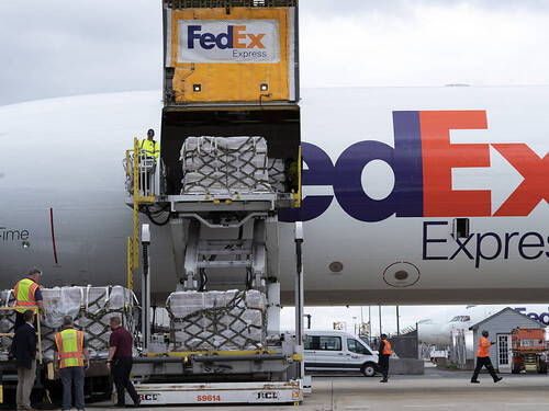FedEx transporte moins de colis mais les fait payer plus cher