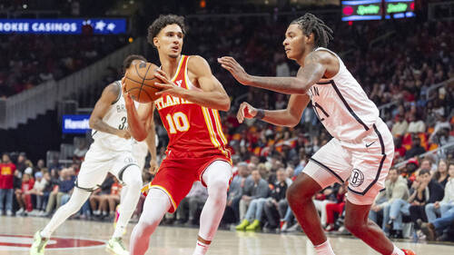 Clint Capela et Atlanta commencent par une victoire