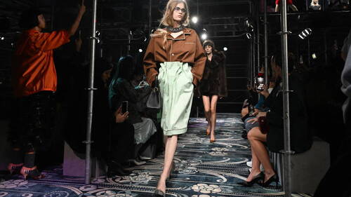 Le président de Prada « très prudent » sur un rachat de Versace