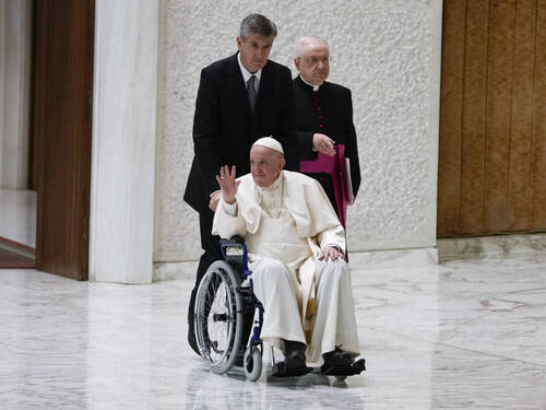 Le pape François, souffrant du genou, contraint au fauteuil roulant