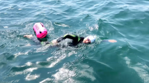 Elle traversera le lac à la nage pour la bonne cause