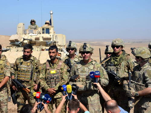 Soldats russes et américains partagent un rare moment convivial