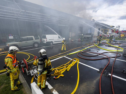 Un violent incendie a détruit un entrepôt à Vernier (GE)