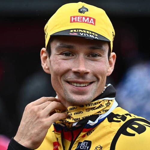 Roglic en rose à la veille de l'arrivée, malgré un saut de chaîne
