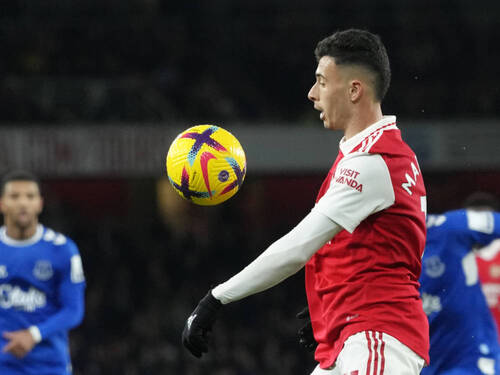 Arsenal bat Everton et se détache