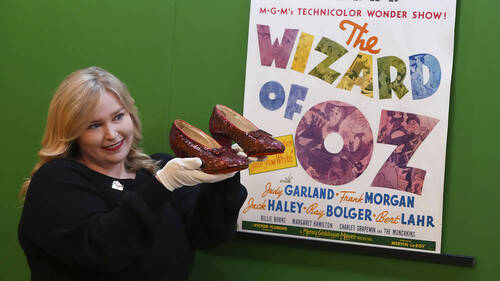 Les souliers rouges du « Magicien d'Oz » mis aux enchères